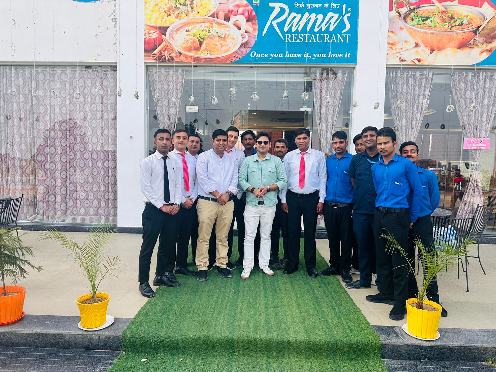 प्रसिद्ध गीतकार मनोज मुंतशिर ने लिया रामाज रिसोर्ट के खाने का आनन्द ...